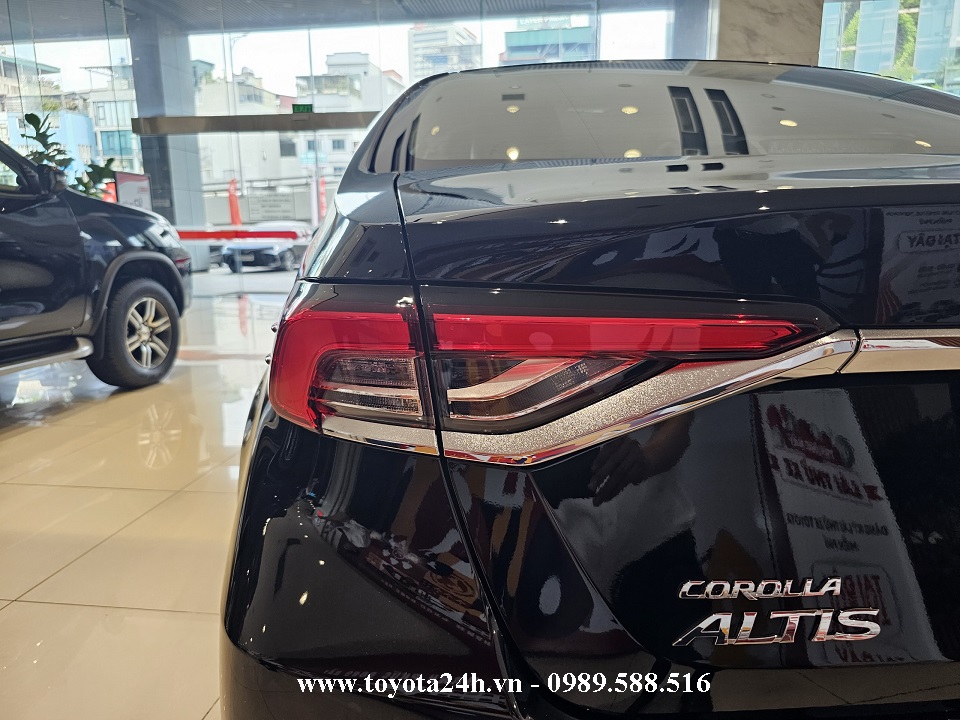 Trên tay hình ảnh thực tế Toyota Corolla Altis 1.8V 2024 phiên bản nâng ...